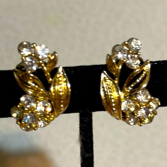 Lisner Jewelry | Jewelry | Vintage Lisner Gold Tone Rhinestone Clip On ...